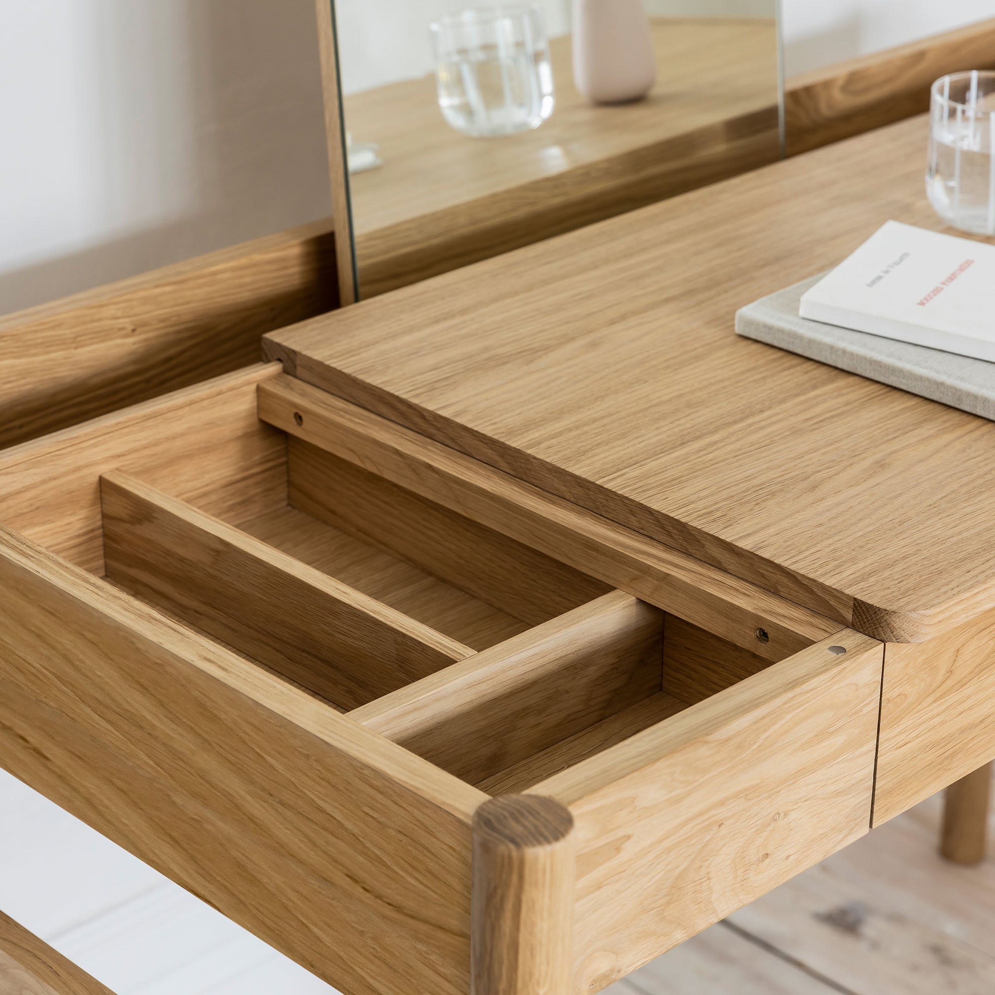 Pala Dressing Table | Modern Bedroom Furniture | Case Furniture